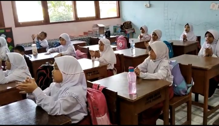 Ice Breaking siswa kelas 2 D, Tepuk Bullying Sebelum Mulai Pembelajaran ...